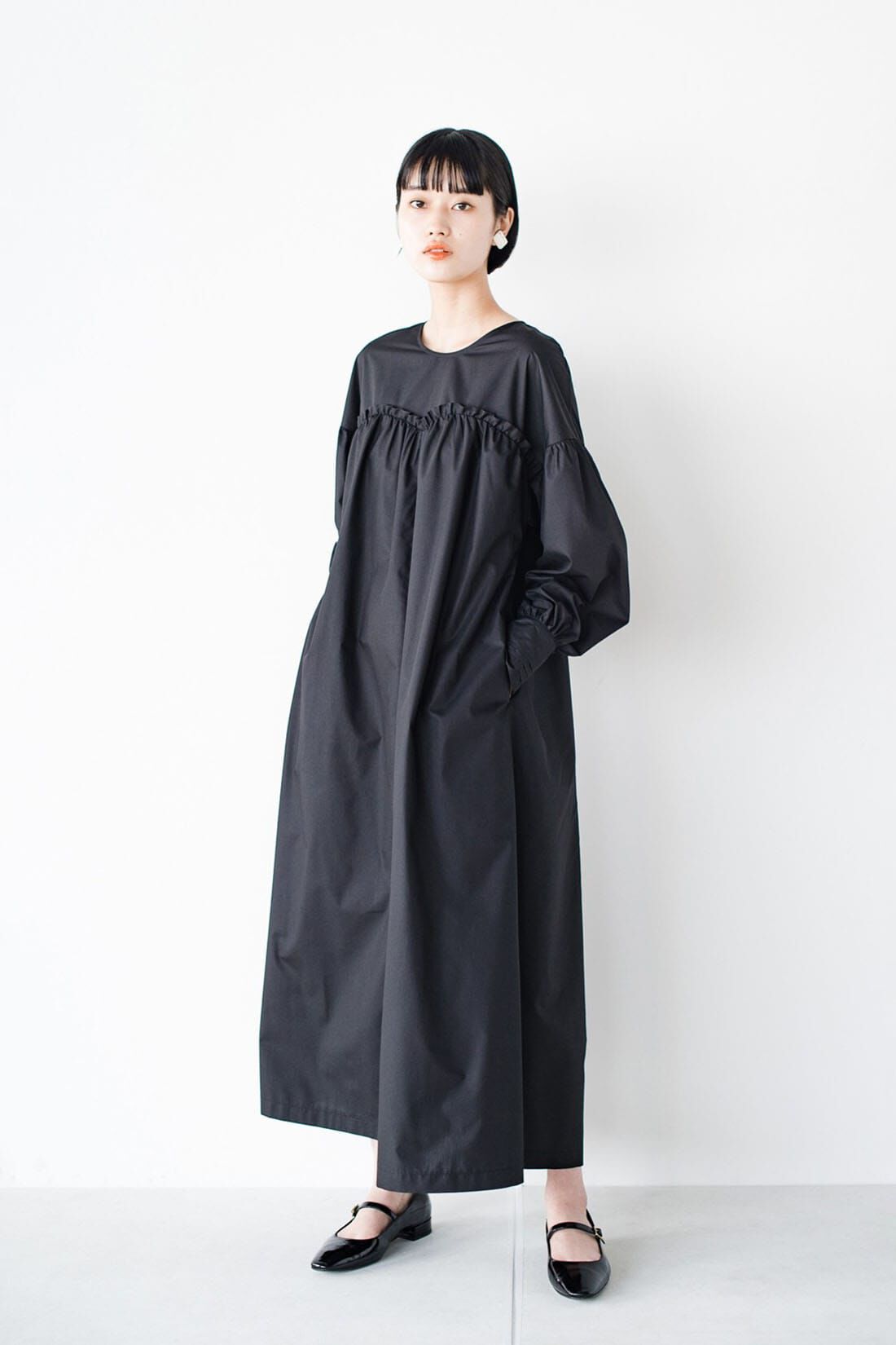 haco！初めましてもありがとうも、手を組むたびにハートができて気持ち伝わる！胸もとフリルがハートのカーブなワンピース haco！ FACTORY with ah〈ブラック〉｜haco![ハコ ...