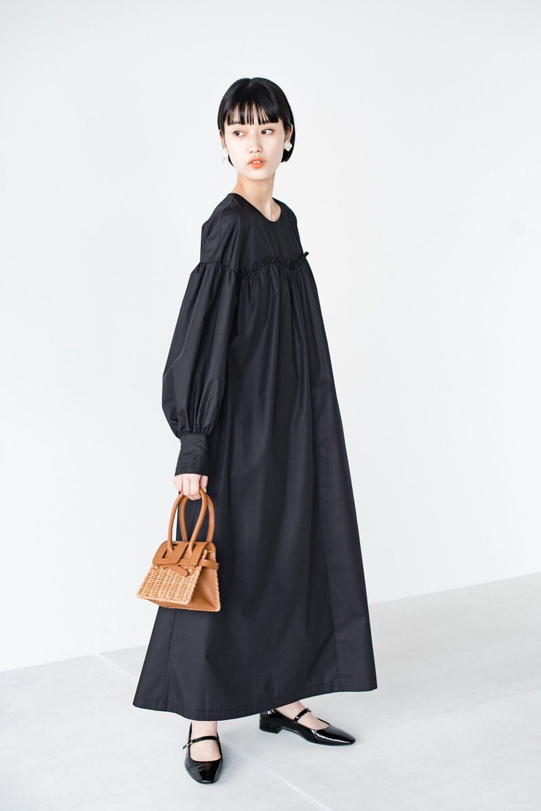 haco！初めましてもありがとうも、手を組むたびにハートができて気持ち伝わる！胸もとフリルがハートのカーブなワンピース haco！ FACTORY with ah〈ブラック〉｜haco![ハコ ...