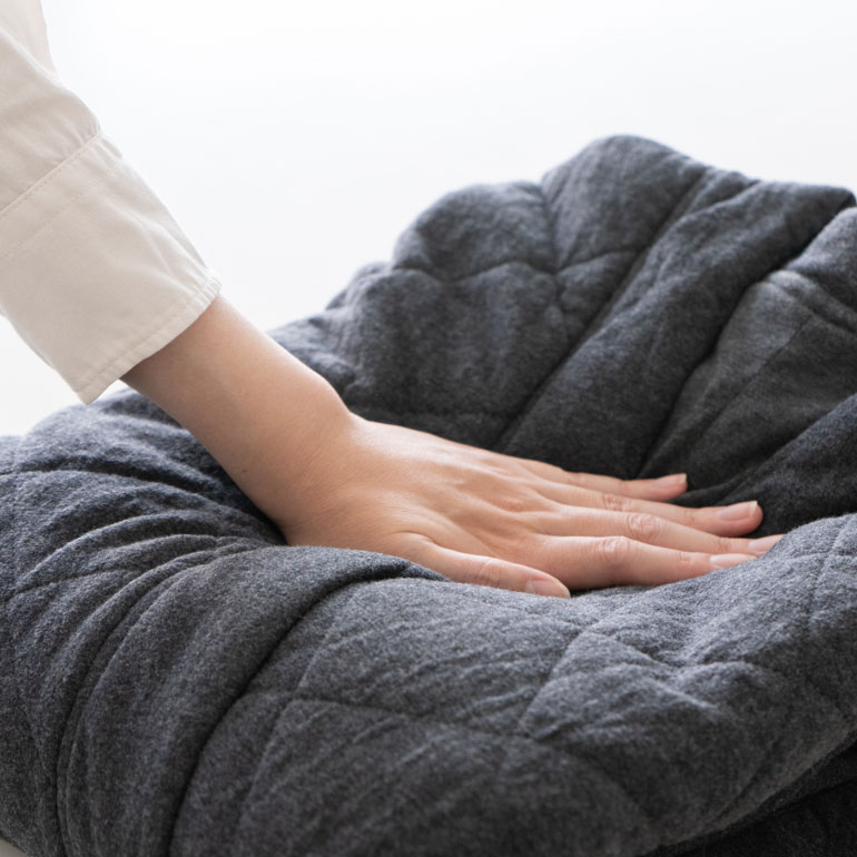 おうち時間を暖かく包む 天竺（じく）キルトの中わた入りロング半纏（はんてん）｜SeeMONO[シーモノ]｜フェリシモ【公式通販】